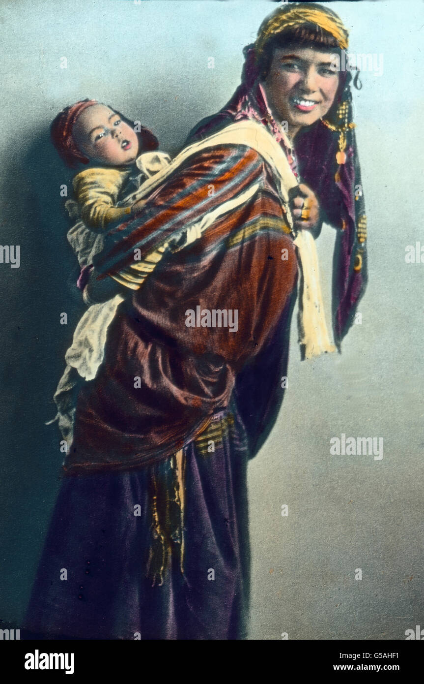 Eine Beduinenfrau mit ihrem Baby. Morocco, Africa, Northern, Maghreb ...