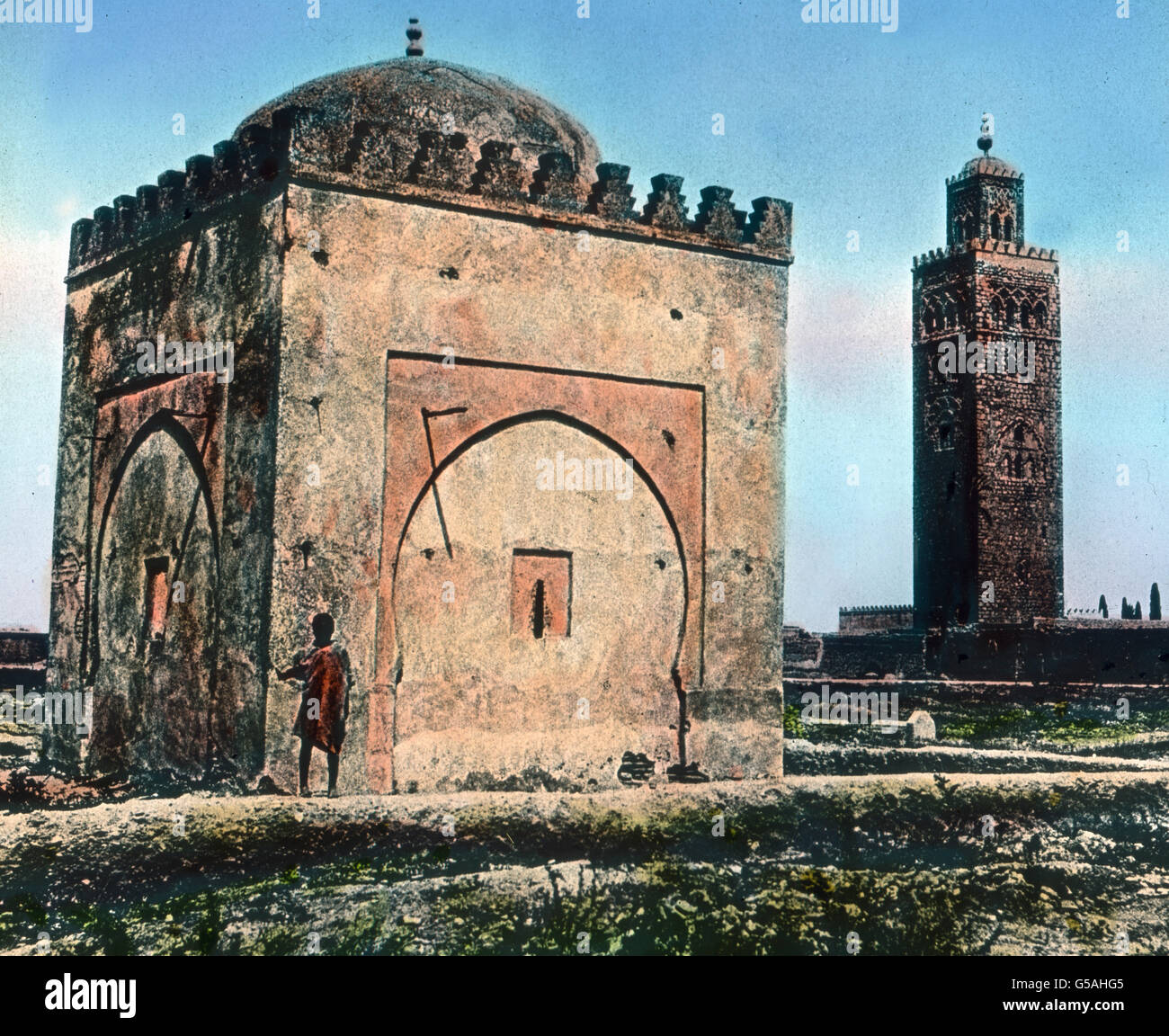 Ein Heiligengarb in der Nähe einer Moschee. Morocco, Africa, Northern ...