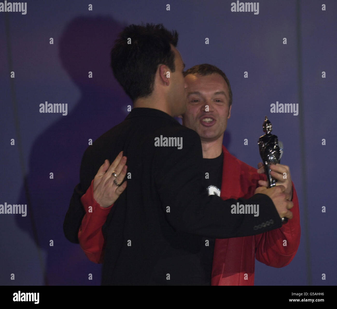 Robbie williams 2001 hi-res stock photography and images - Alamy