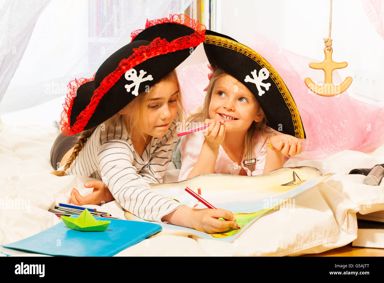 Kids drawing map hi-res stock photography and images - Alamy