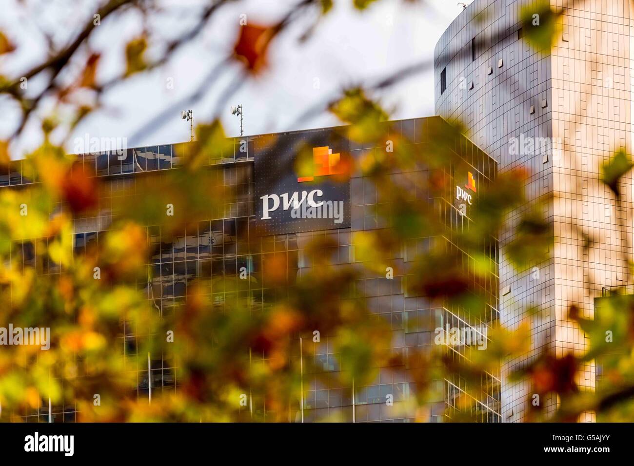 Pwc pricewaterhousecoopers office building High Resolution Stock ...