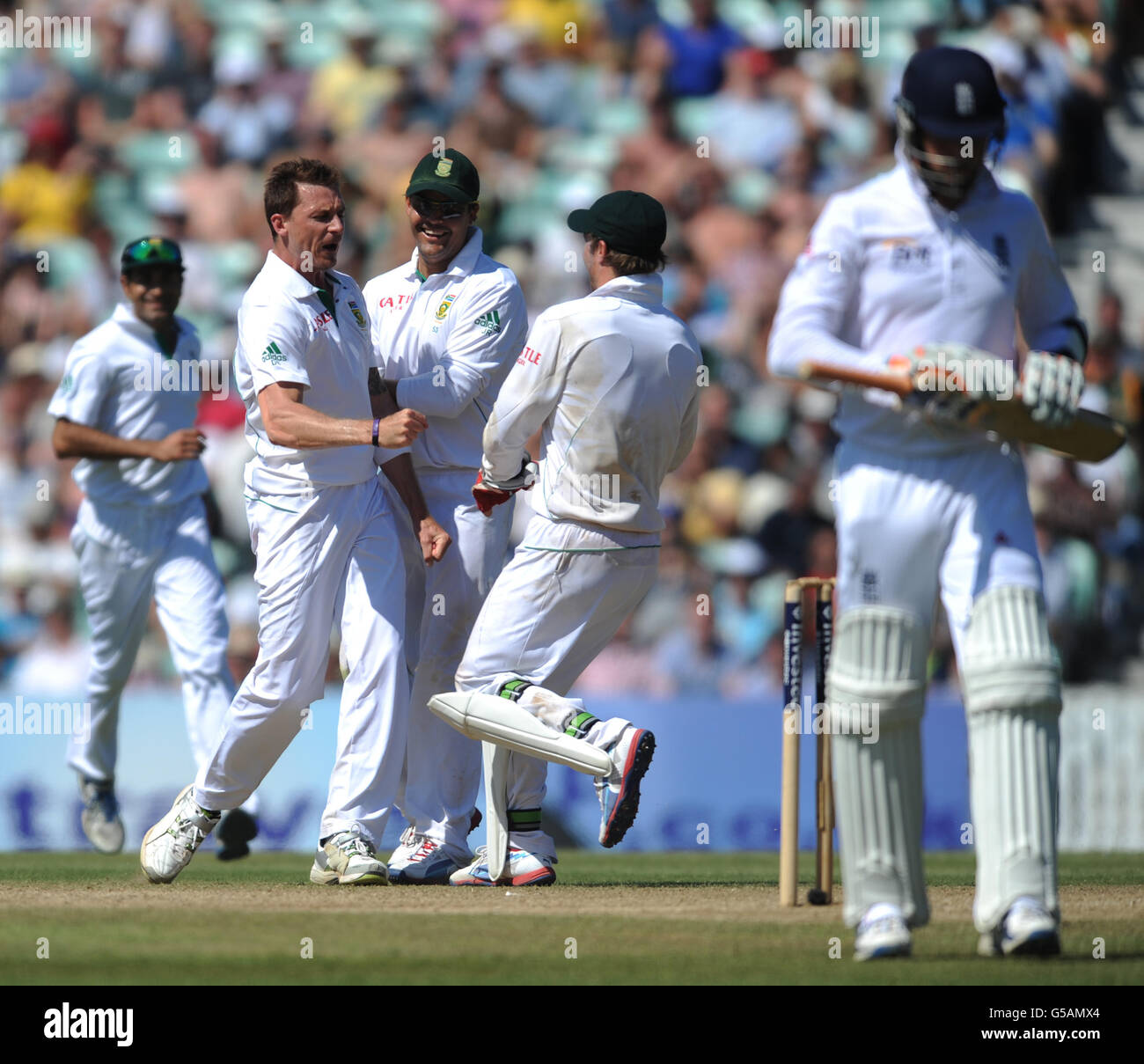 South Africa's Dale Steyn celebrates taking the wicket of Graeme Swann ...