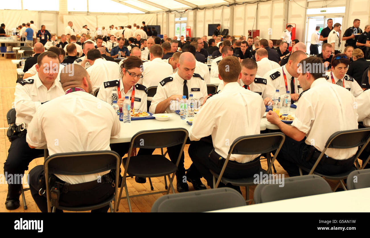 Police officers eating at the Battersea Muster Briefing and Deployment ...