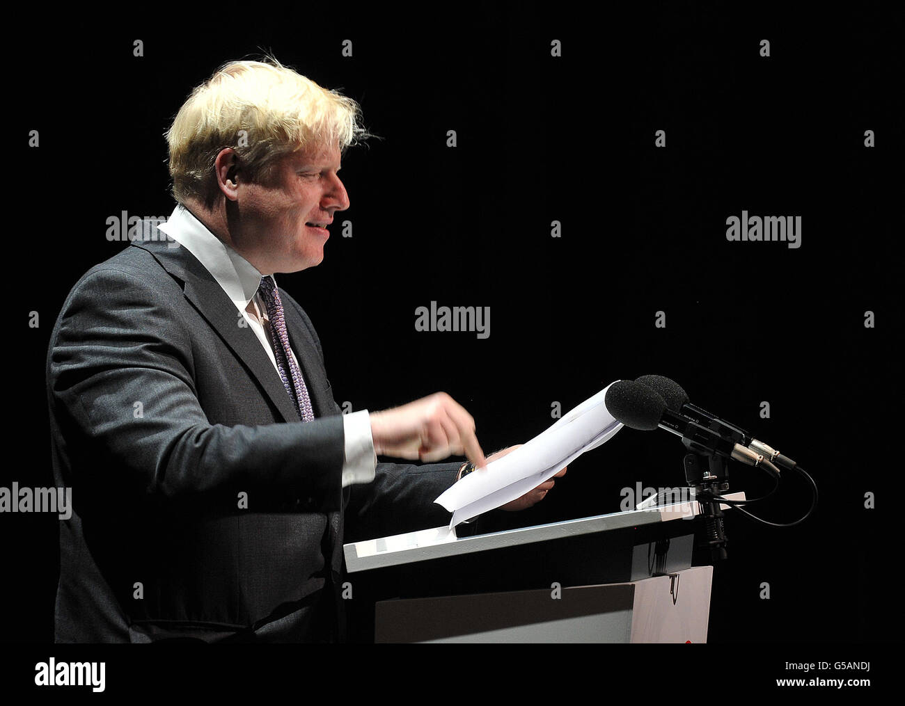 Royal opera house london audience hi-res stock photography and images ...