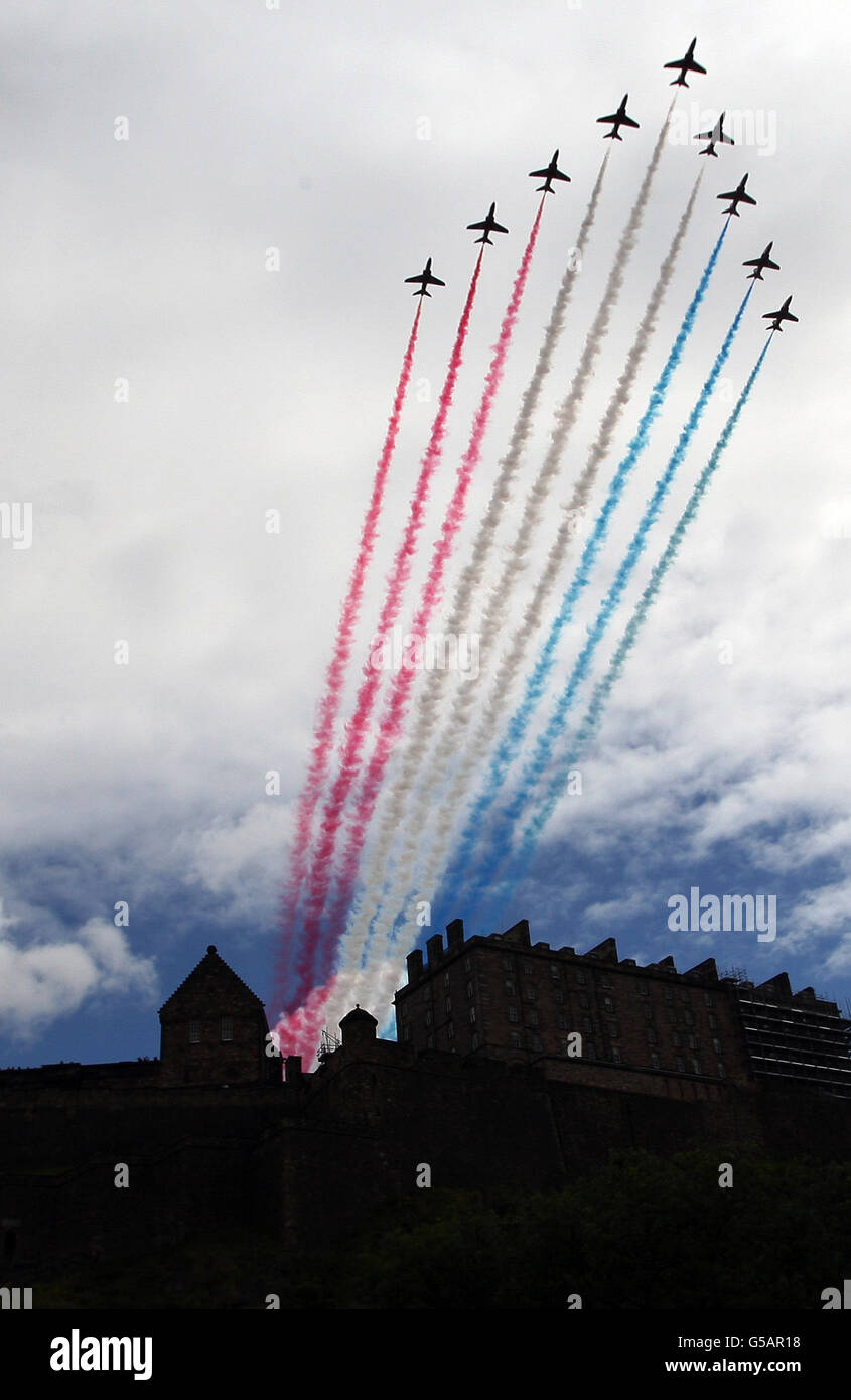 Red arrows flypast edinburgh hi-res stock photography and images - Alamy