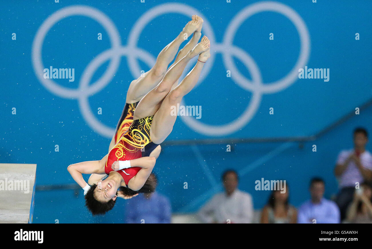 China's Ruolin Chen and Hao Wang compete in the Women's Synchronised ...