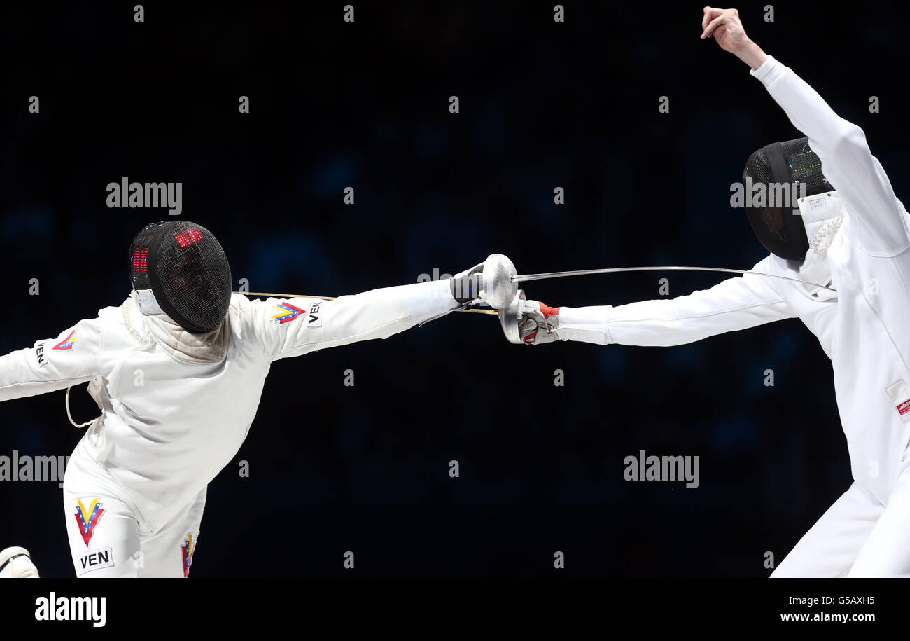 Venezuela's Ruben Limardo Gascon (L) wins the Gold Medal Bout against ...