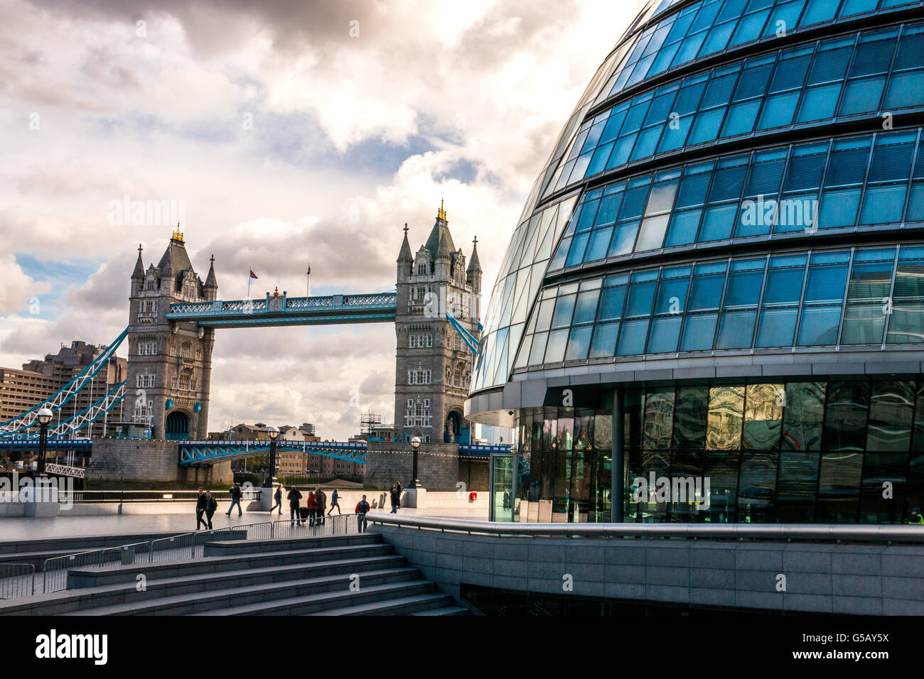 Tower bridge and city hall hi-res stock photography and images - Alamy