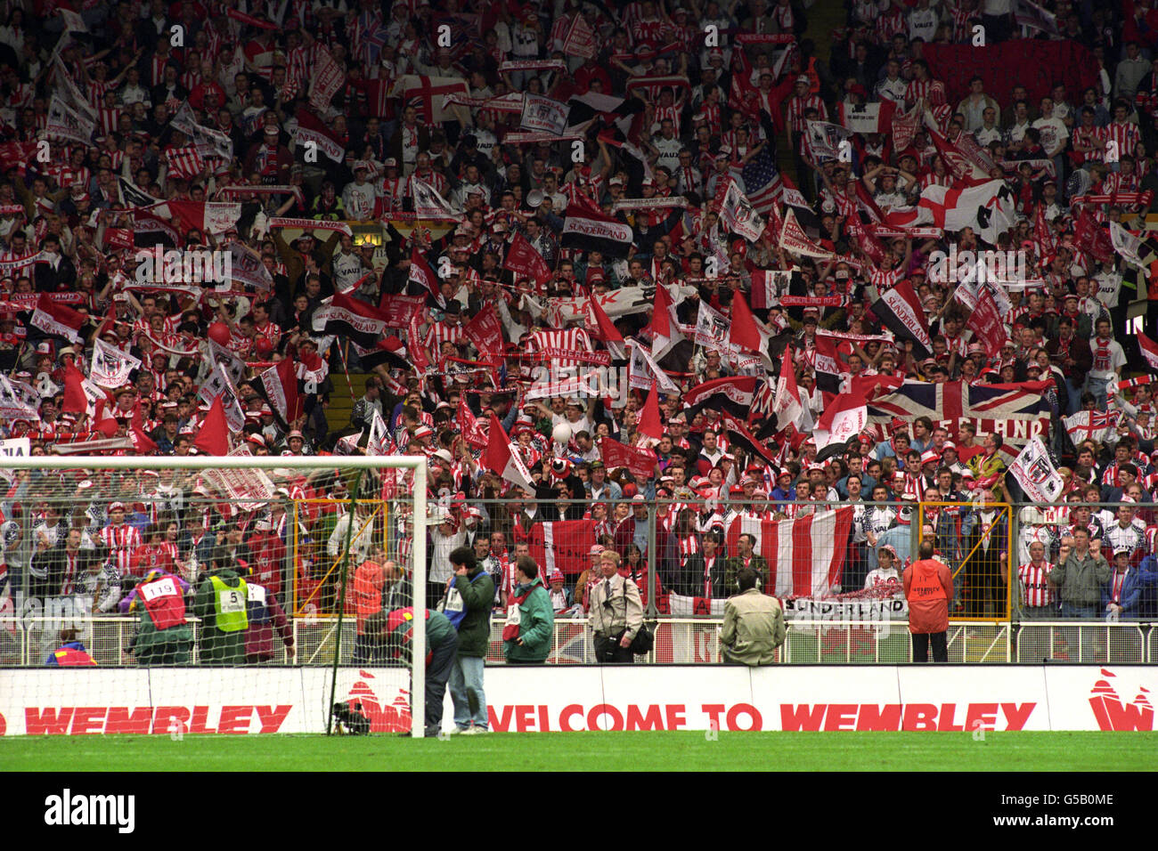 Crowd behind goal hi-res stock photography and images - Alamy