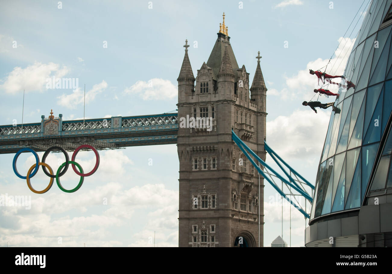 Choreographer Elizabeth Streb (bottom) and dancers from the New York's ...