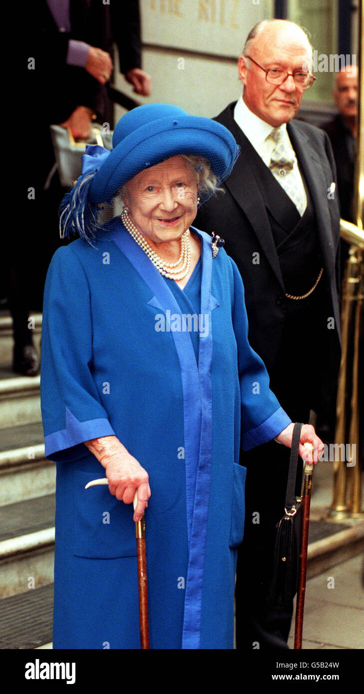 Queen mother at the ritz hotel hi-res stock photography and images - Alamy