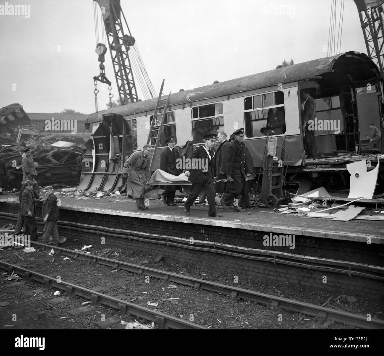 HARROW AND WEALDSTONE TRAIN CRASH : 1952 Stock Photo - Alamy