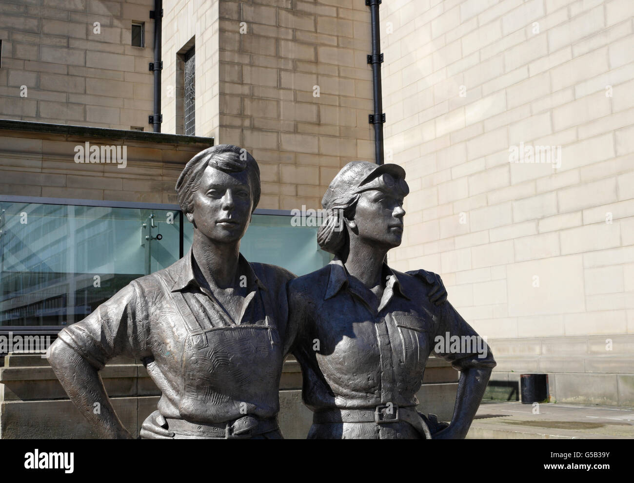 Women steel metal statue sculpture hi-res stock photography and images ...