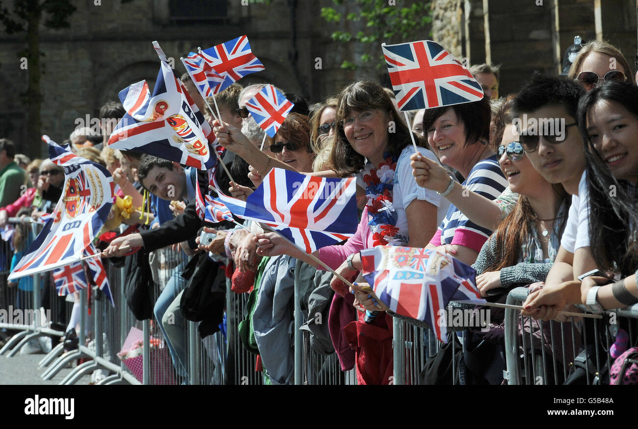 Crowds gather as queen elizabeth ii hi-res stock photography and images ...