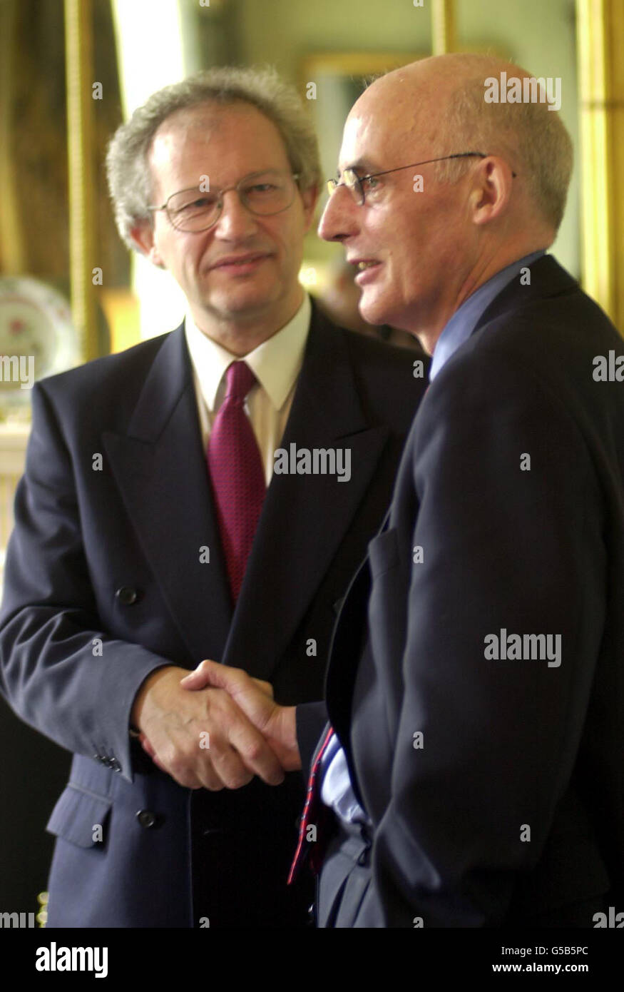 Sam Galbraith (r) shakes hands with First minister Henry McLeish in ...