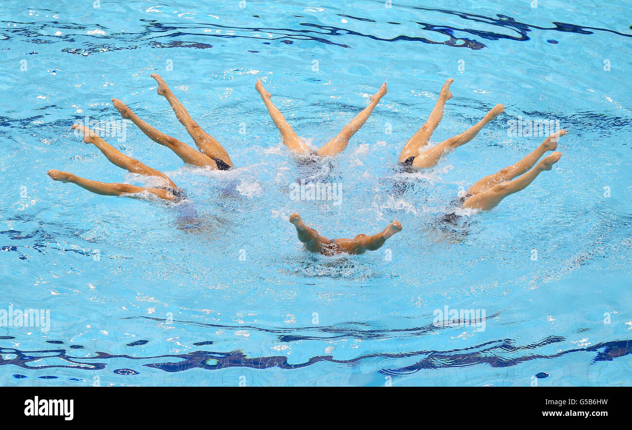 Synchronised swimming team hi-res stock photography and images - Alamy
