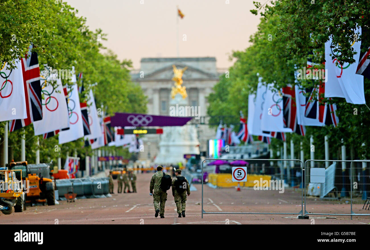 British Army personnel on patrol along The Mall, central London, as ...