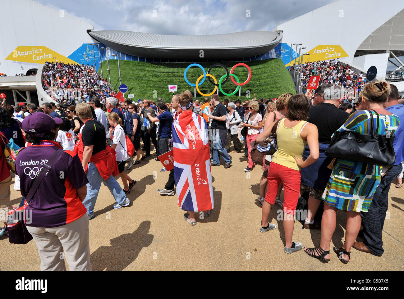 Swimming olympics fans hi-res stock photography and images - Alamy