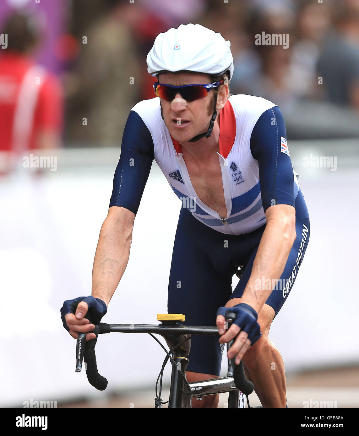 Great Britain's Bradley Wiggins crosses the finish line on The Mall in ...