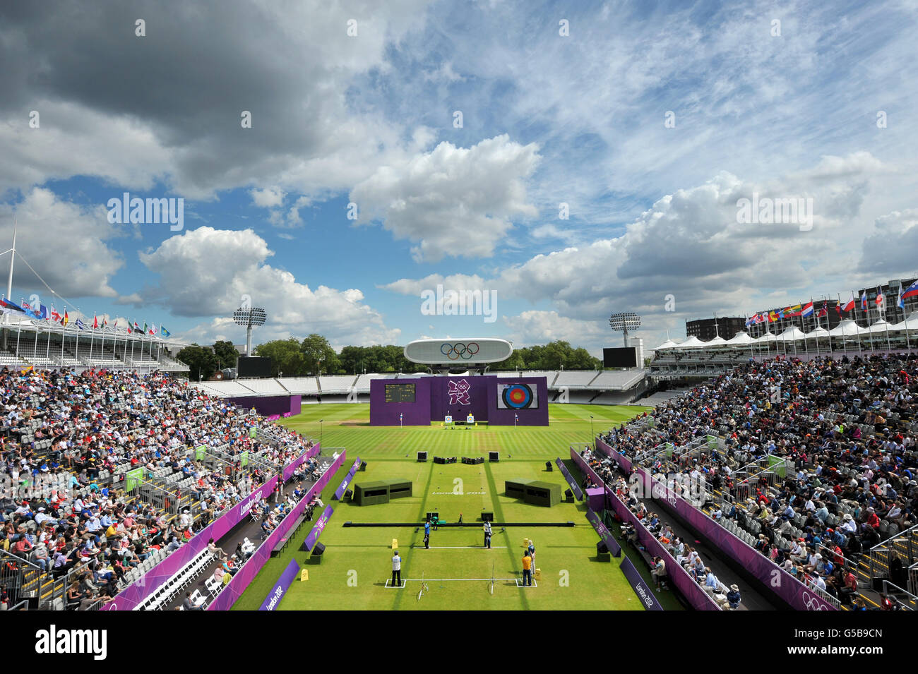 Colombia's Daniel Felipe Pineda and Taiwan's Cheng-Pang Wang (left ...