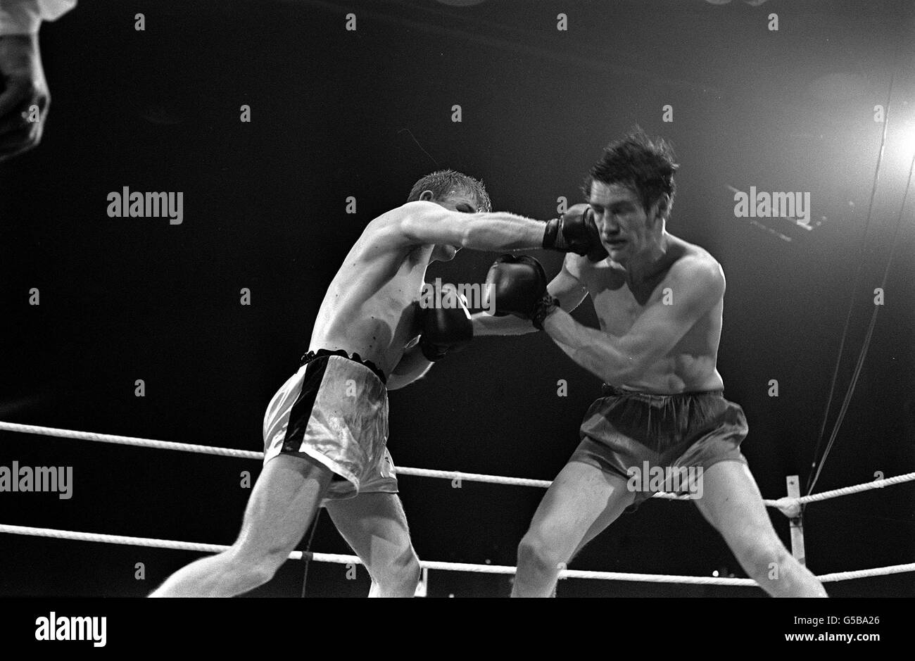Welterweight boxing contest liverpool stadium henderson won on points ...