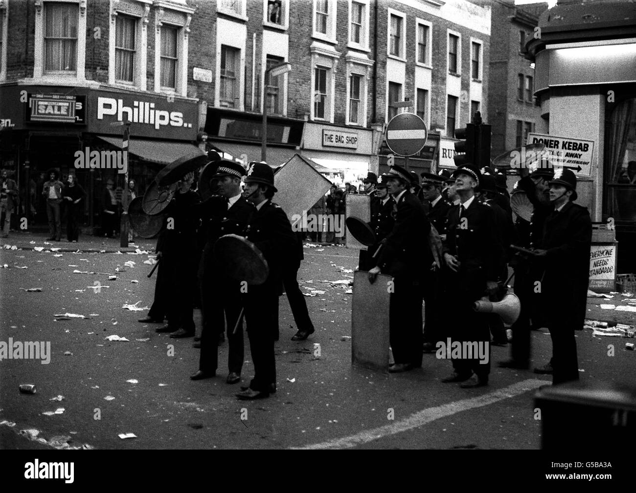 NOTTING HILL CARNIVAL RIOT : 1976 (NEG. NO. 177109-4 Stock Photo - Alamy