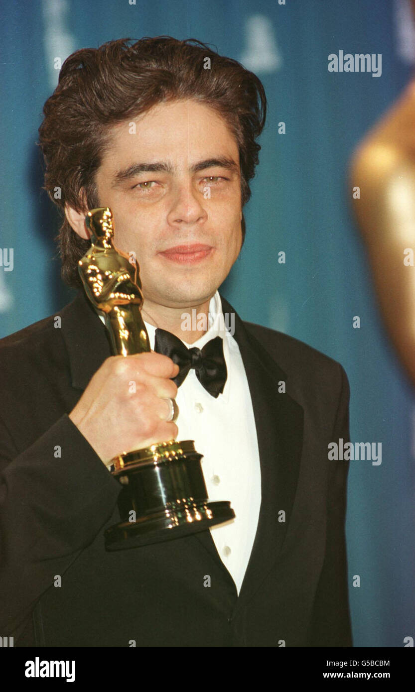 Oscar statue holding oscar statue hi-res stock photography and images ...
