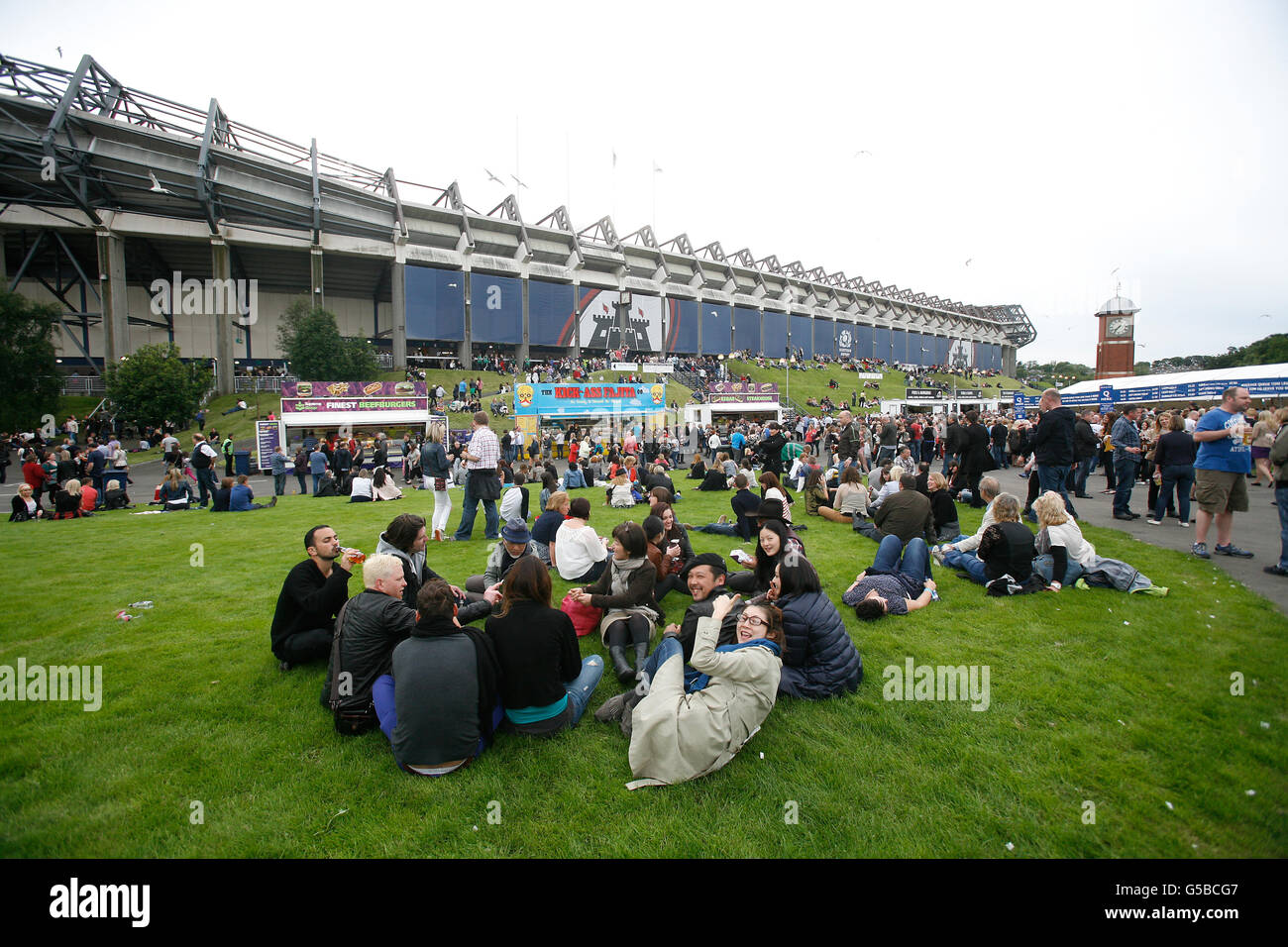 Madonna in concert - Edinburgh. Madonna fans at Murrayfield Stock Photo ...