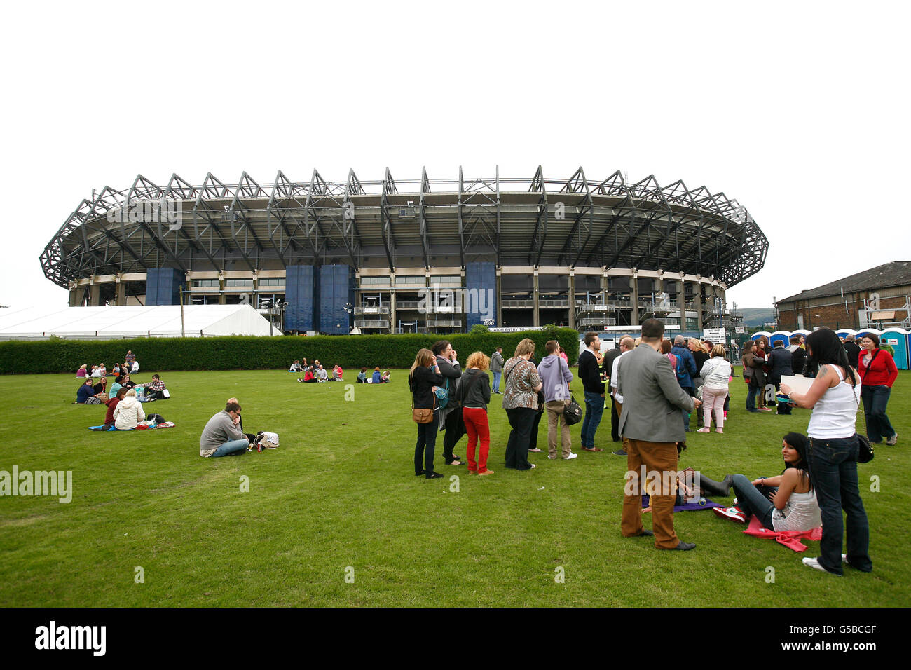 Madonna in concert - Edinburgh. Madonna fans at Murrayfield Stock Photo ...