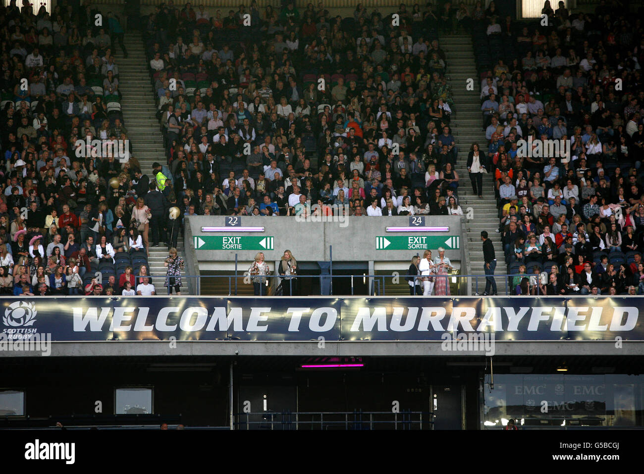 Madonna in concert - Edinburgh. Madonna fans at Murrayfield Stock Photo ...