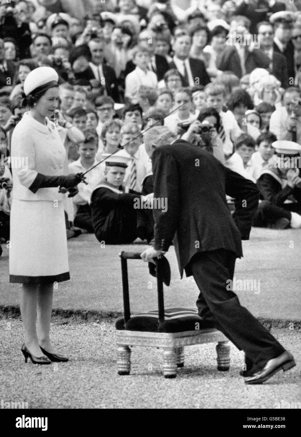 Knighting ceremony elizabeth ii hi-res stock photography and images - Alamy