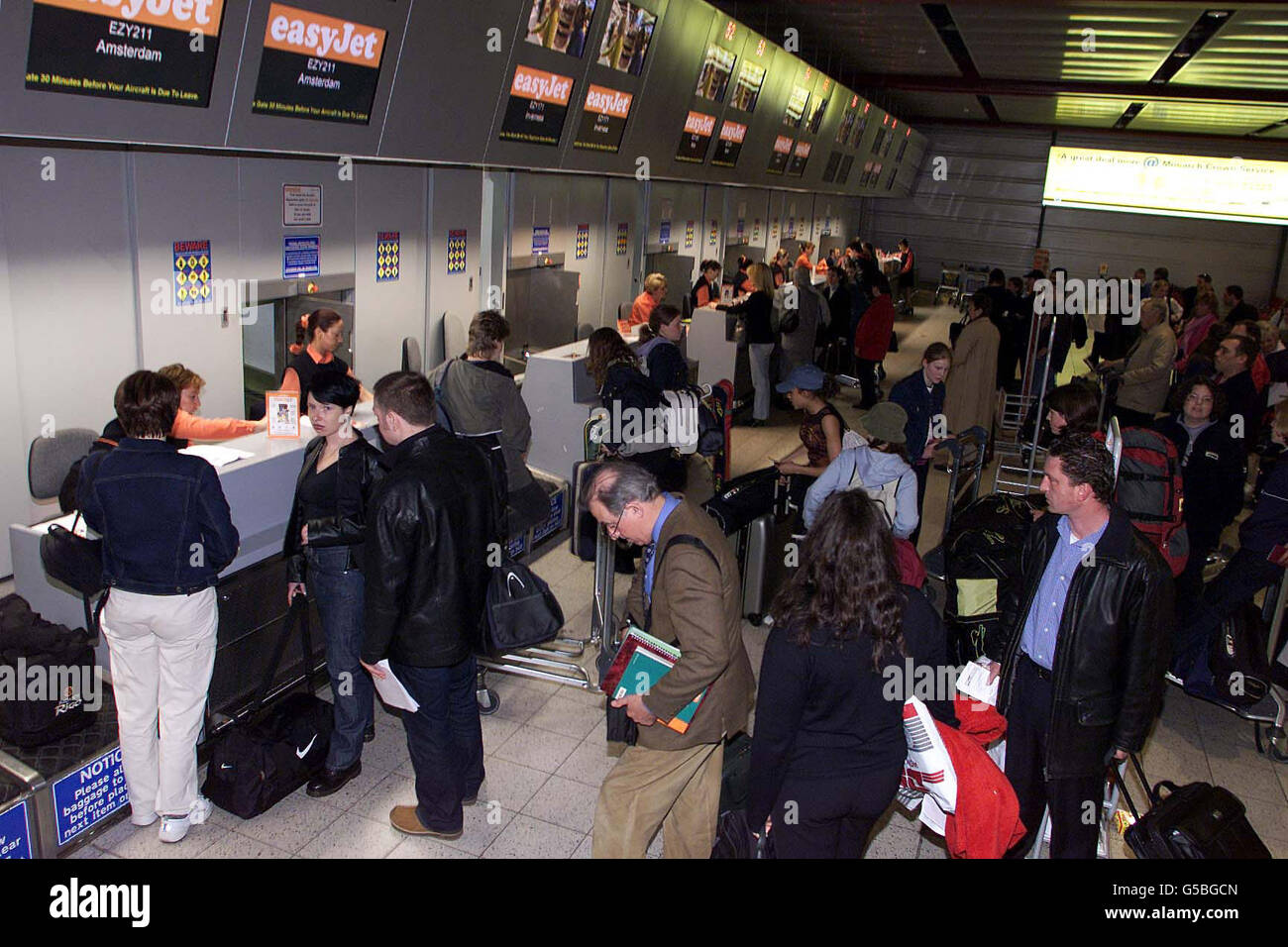 Check in desks luton airport hi-res stock photography and images - Alamy