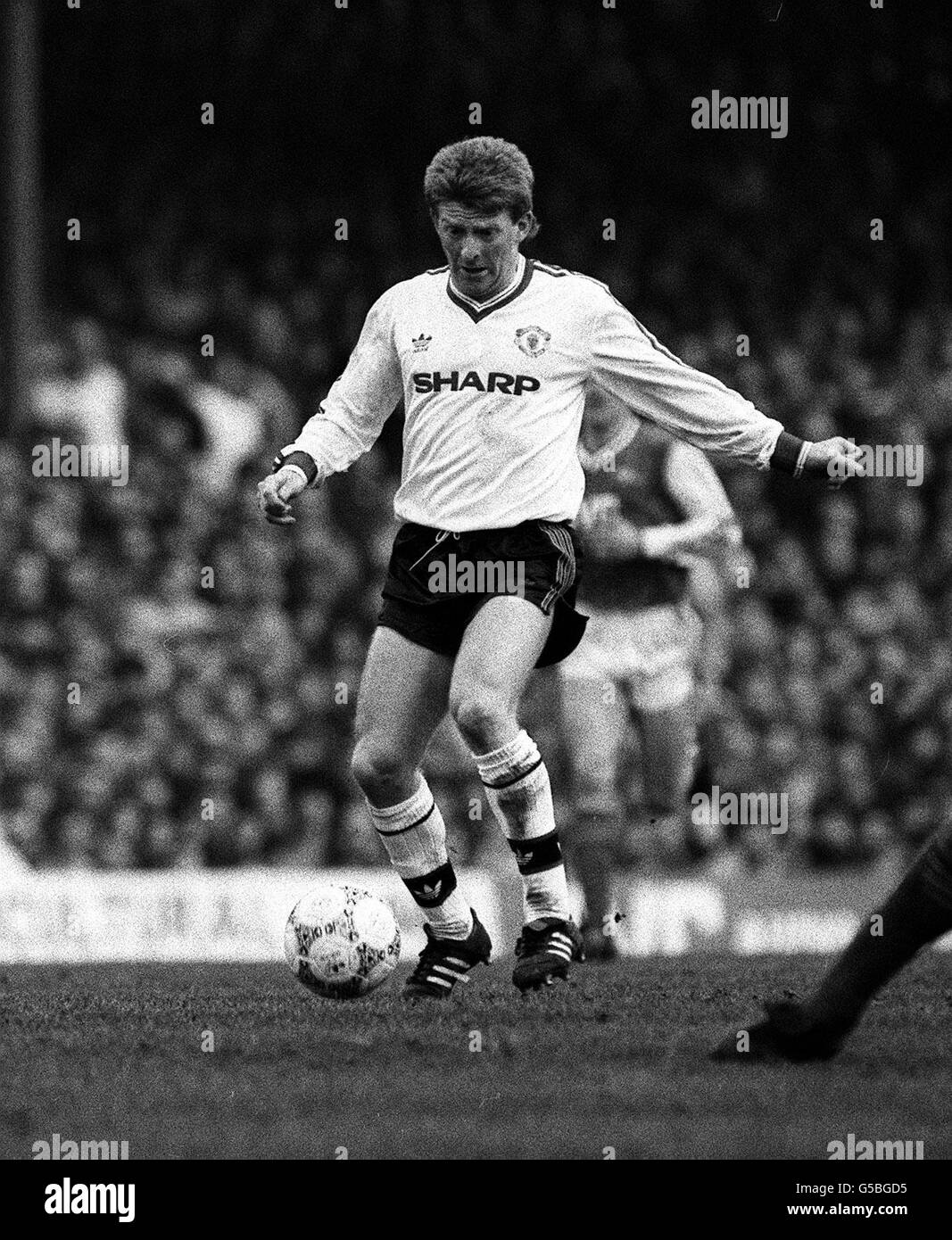 Sport football action gordon strachan hi-res stock photography and ...