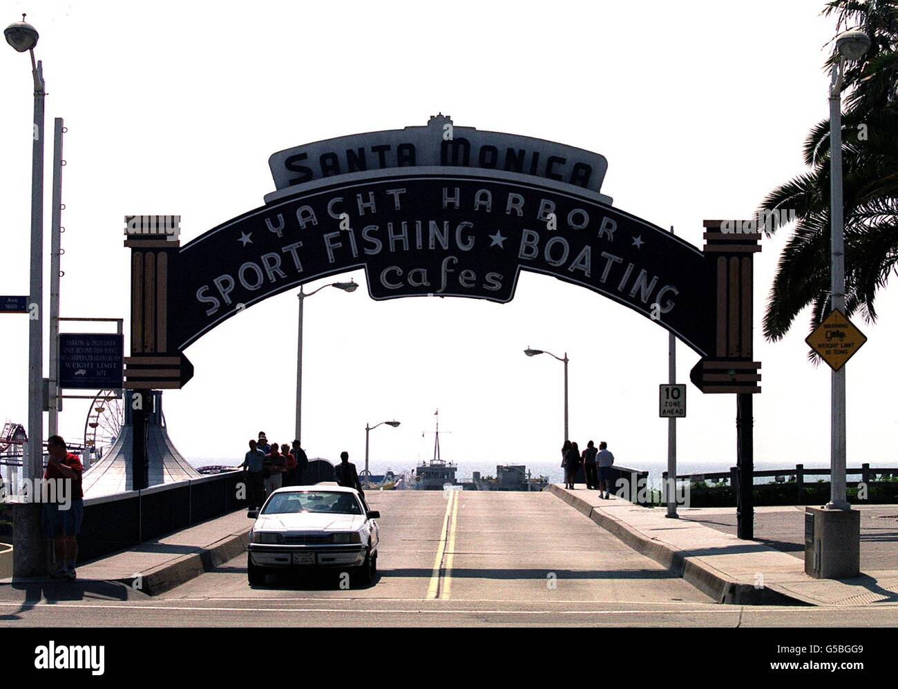 The entrace to santa monica pier hi-res stock photography and images ...