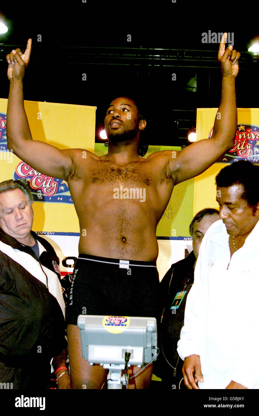 Britain's World Heavyweight boxing Champion Lennox Lewis (centre) with ...