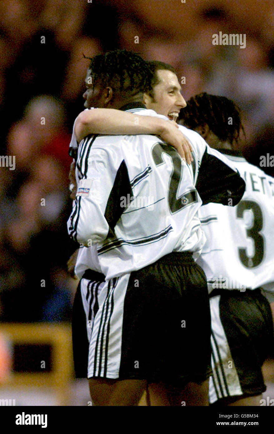 Fulham's Louis Saha (right) celebrates his penalty conversion with team ...