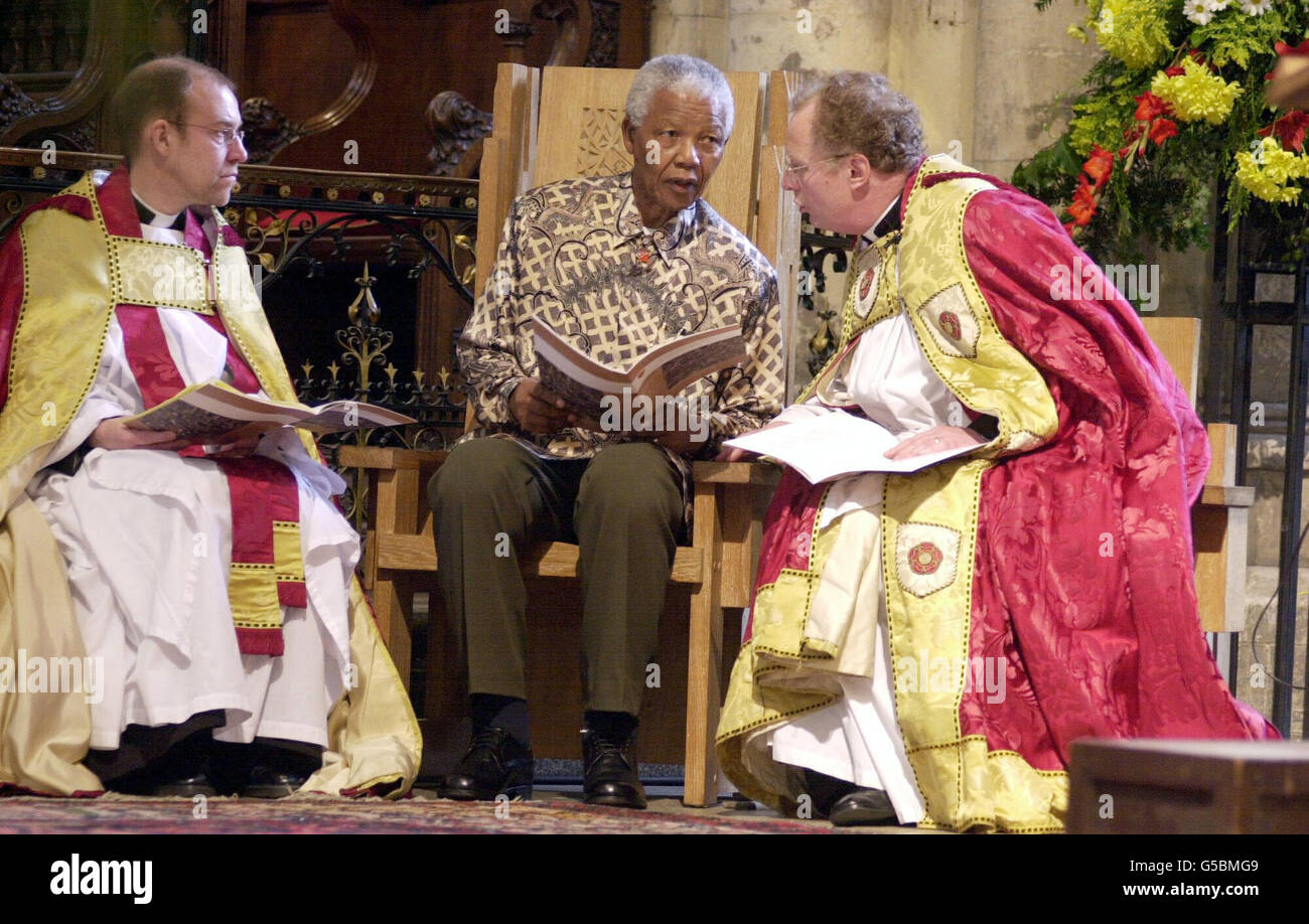 Former South African president Nelson Mandela (centre) talks to the ...