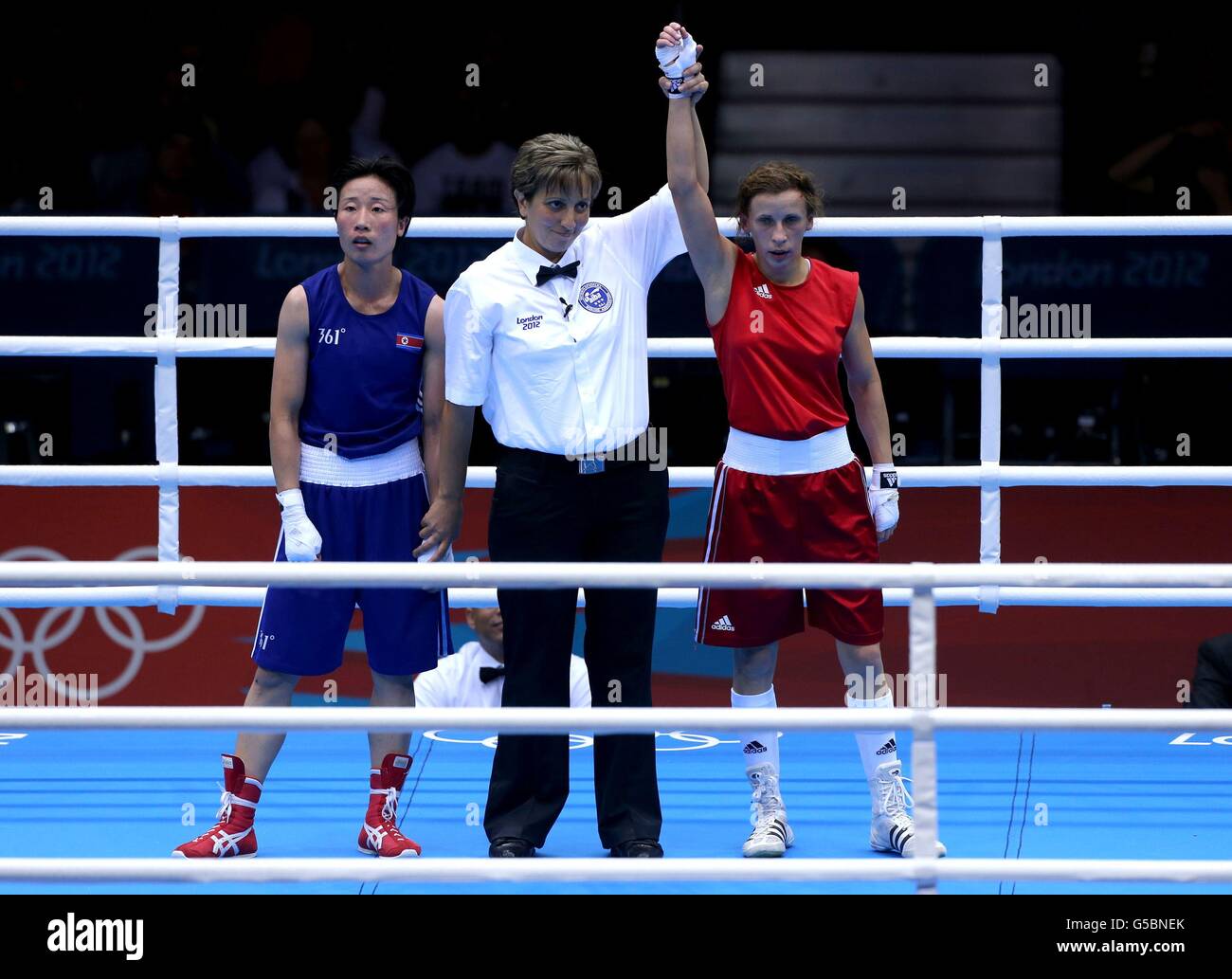 Women boxing hi-res stock photography and images - Alamy