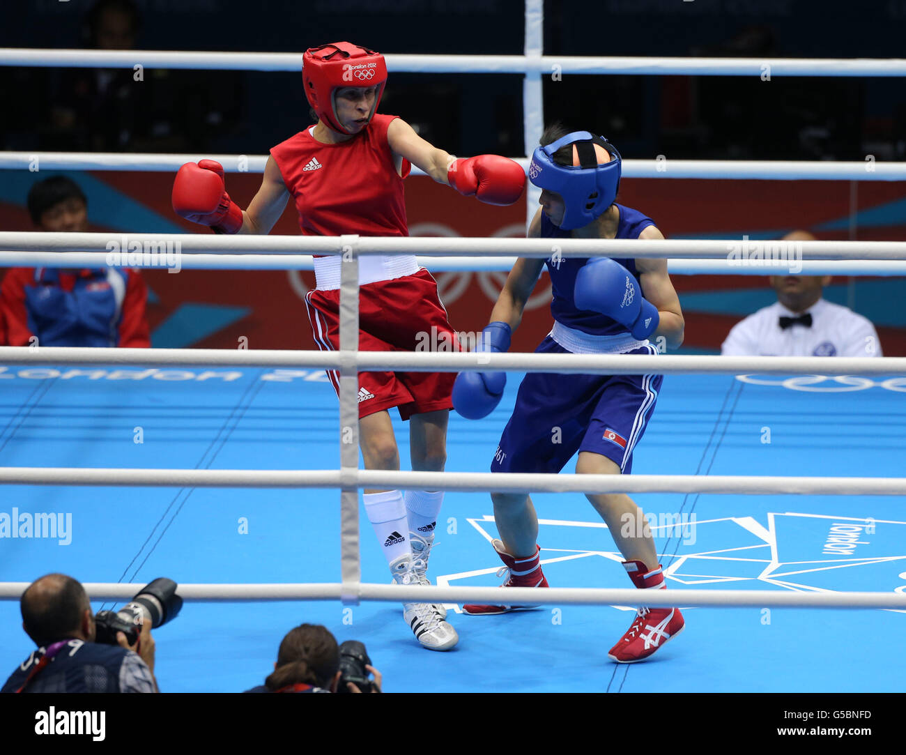Women boxing hi-res stock photography and images - Alamy