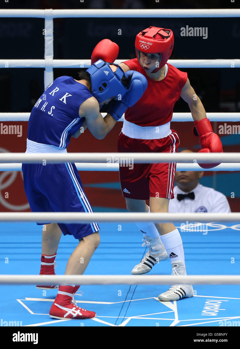 Women boxing hi-res stock photography and images - Alamy