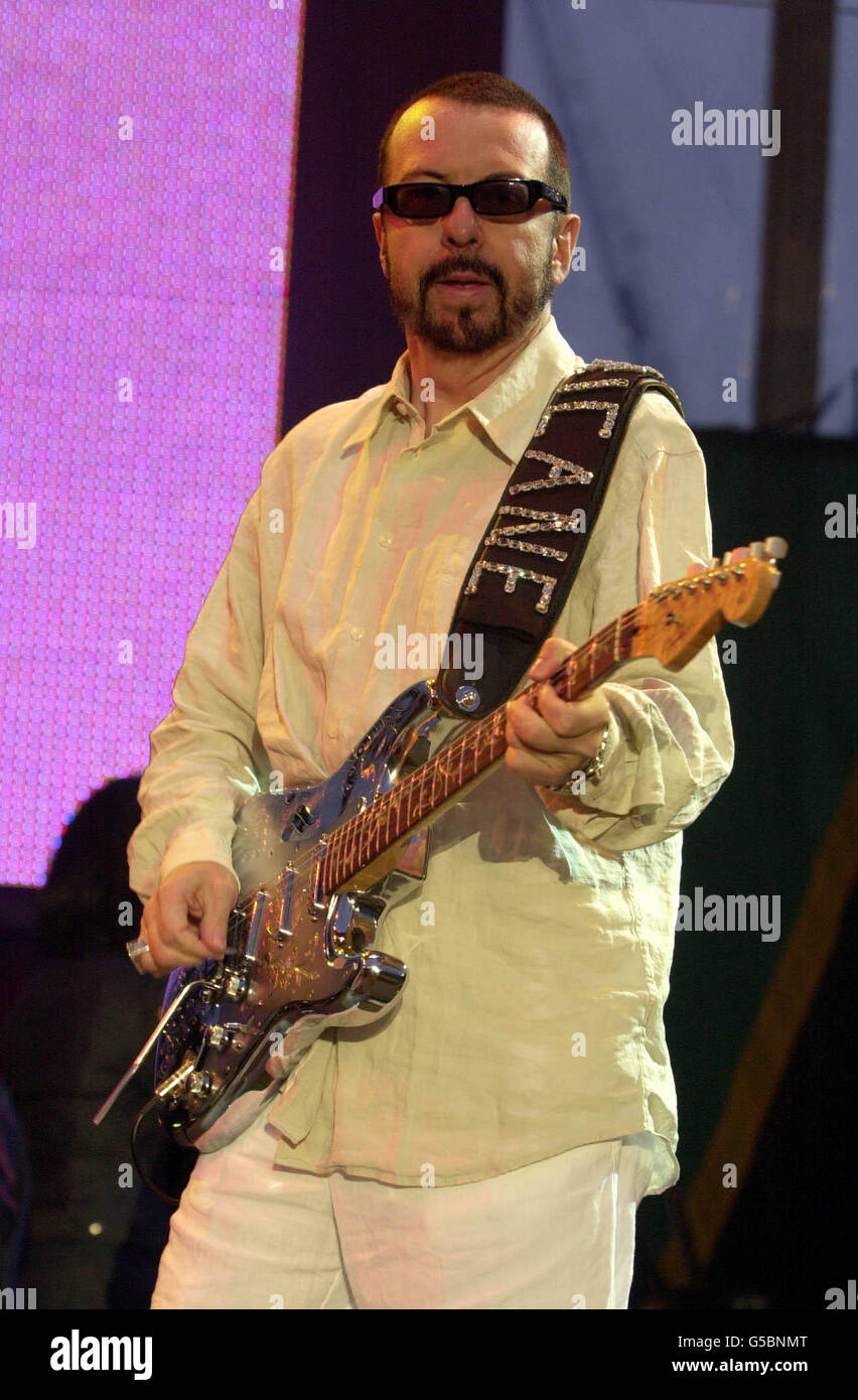 Dave stewart on stage hi-res stock photography and images - Alamy