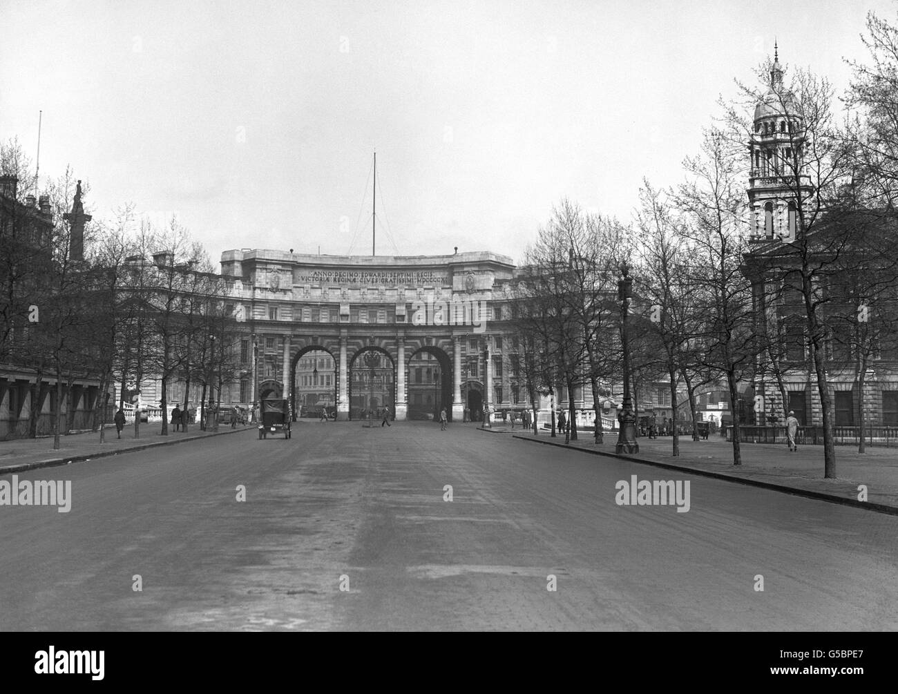 1929: The view east along the Mall towards Trafalgar Square showing ...