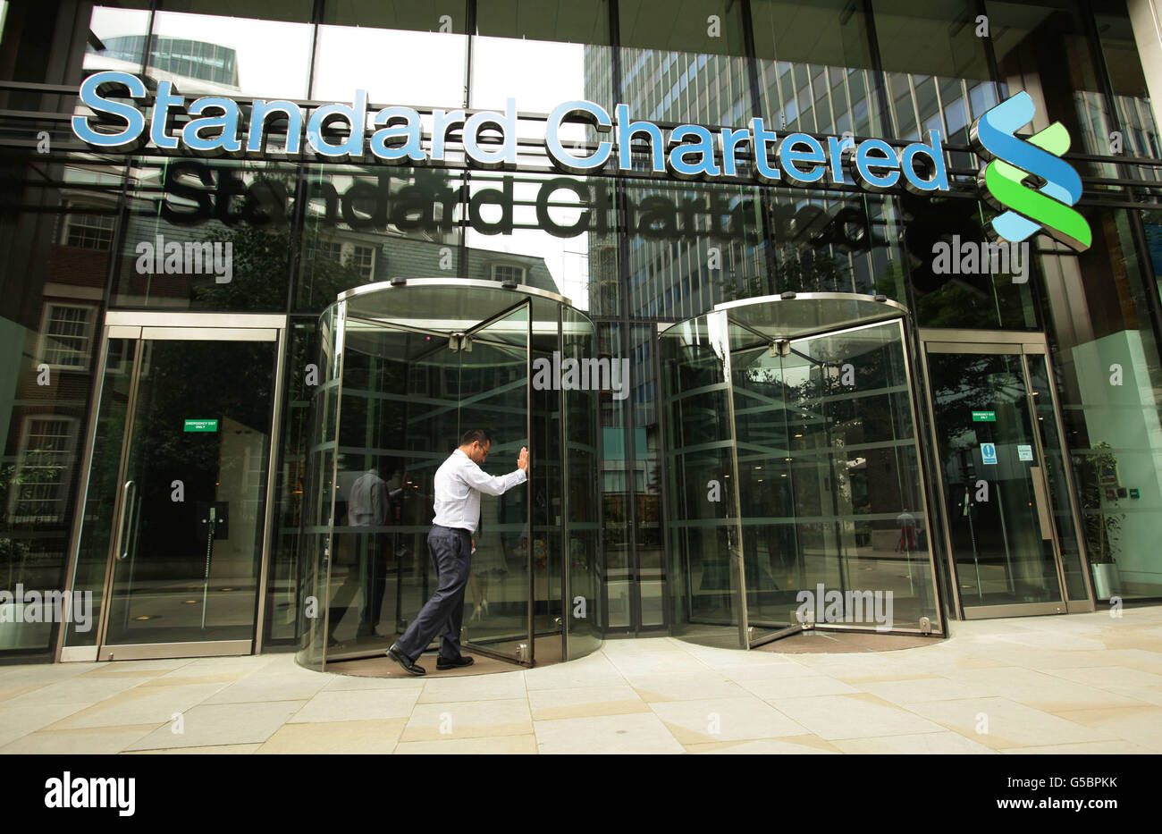 Standard chartered london building hi-res stock photography and images ...