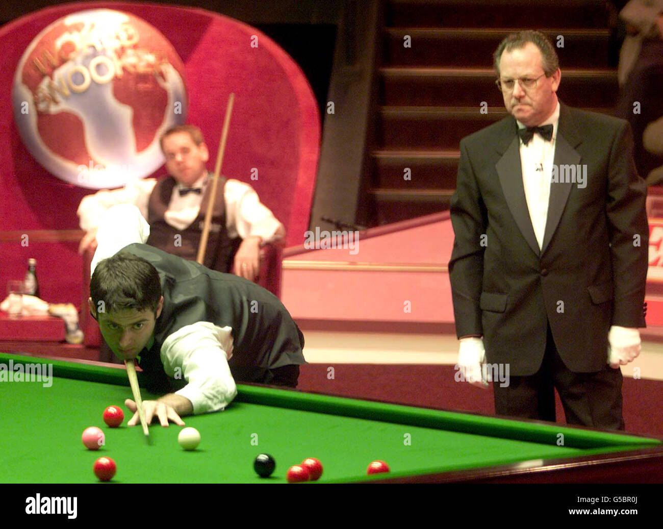 England's Ronnie O'Sullivan marking out his shot during his Semi-Final ...