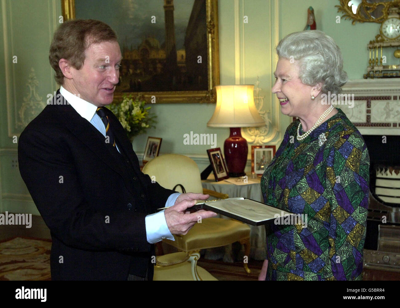 Lieutenant General Sir Michael Wilcocks receives the Gold Chain of ...