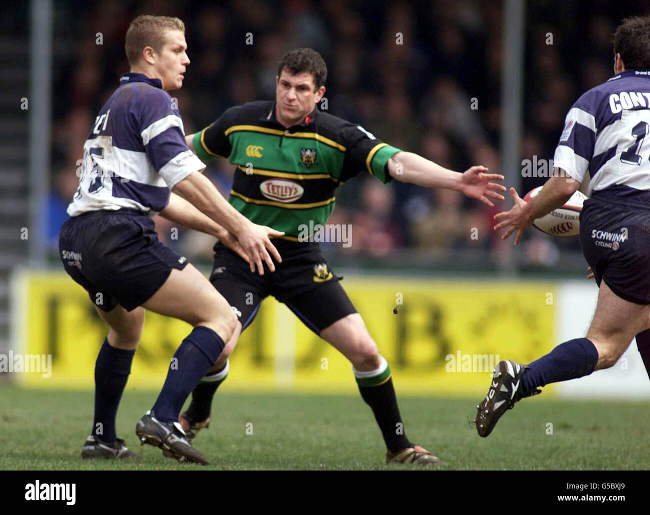Bristol's Lee Best (left) slips a pass to Felipe Contepomi past ...