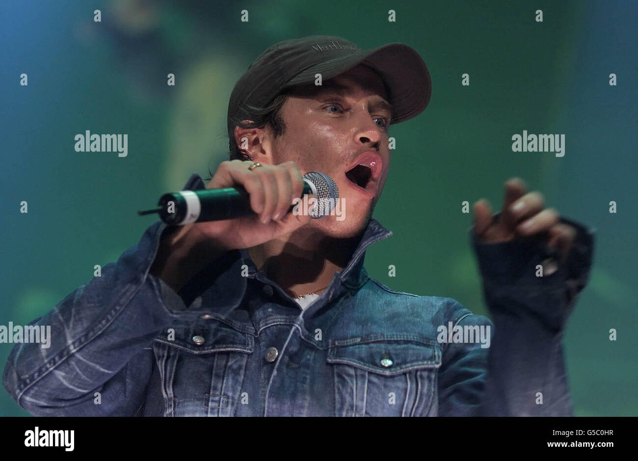 Celebrity music half length arms raised hi-res stock photography and ...