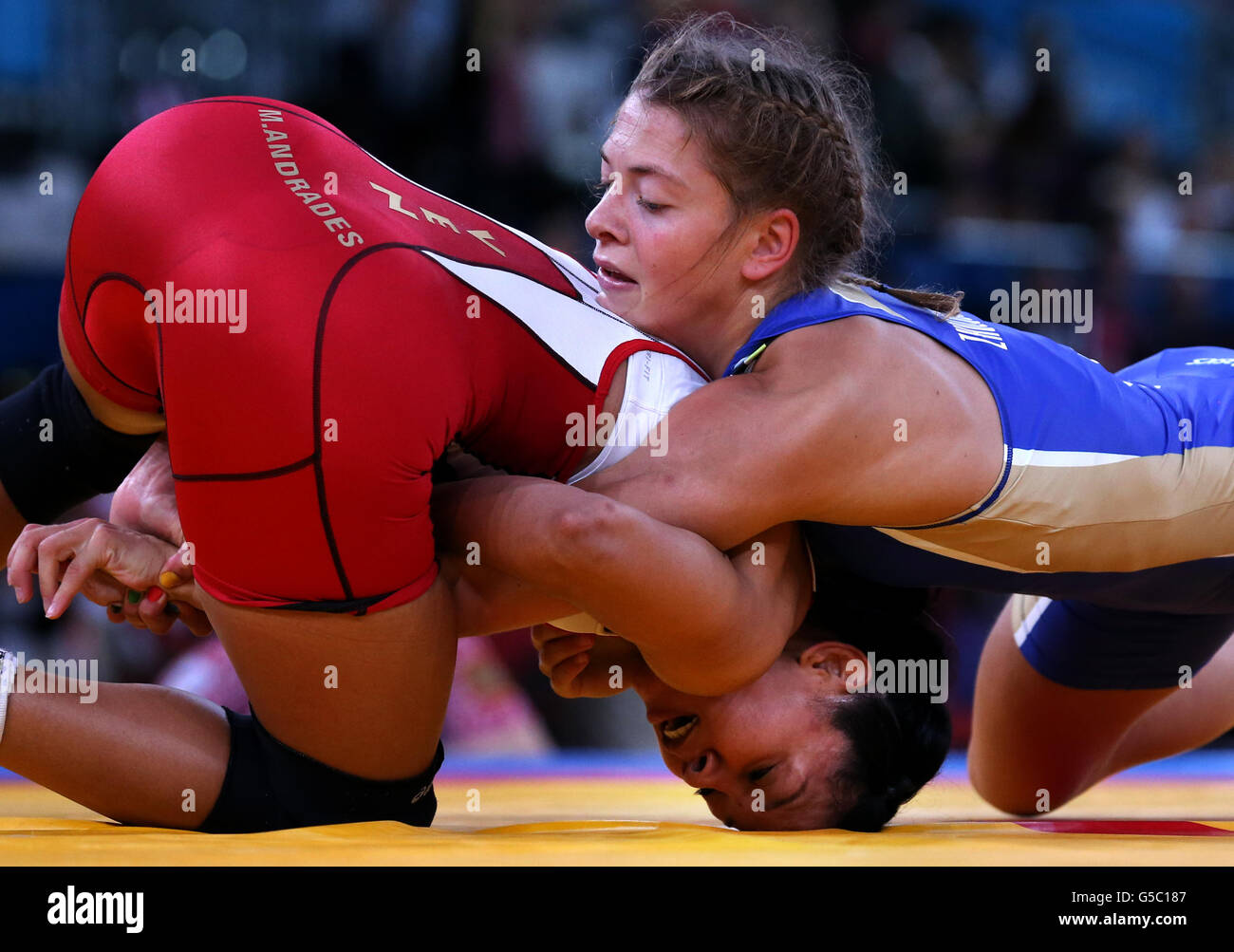 Venezuala's Marcia Yuleisi Andrades Mendoza (red) against Russia's ...