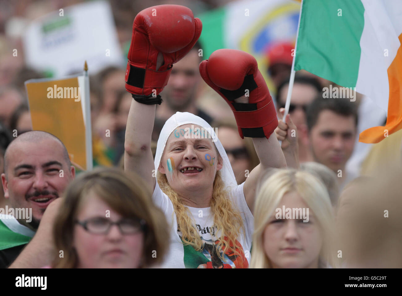 London Olympic Games - Day 13. Thousands turn out to watch Irish Boxer ...