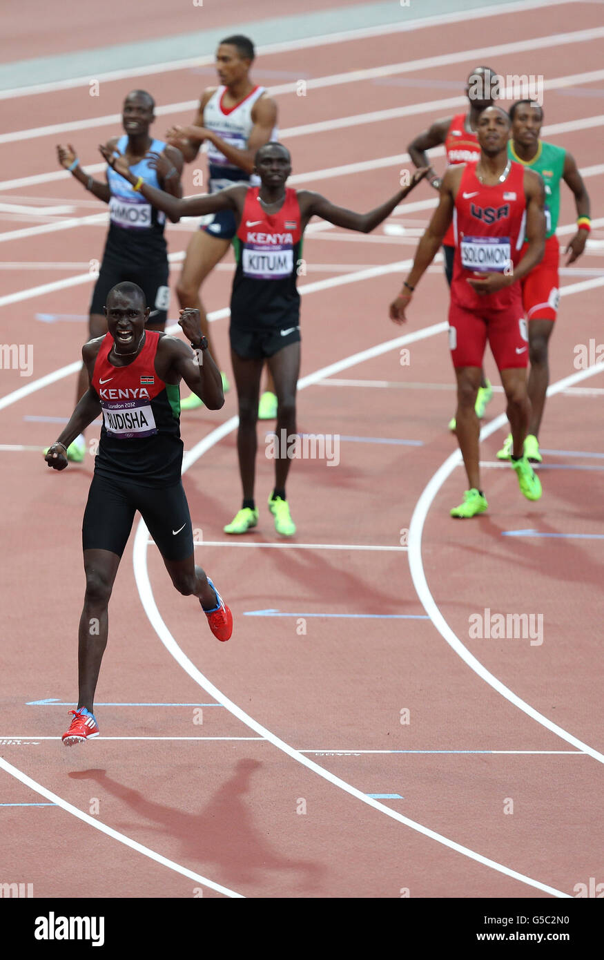 Kenya's David Rudisha celebrates setting a new world record after ...
